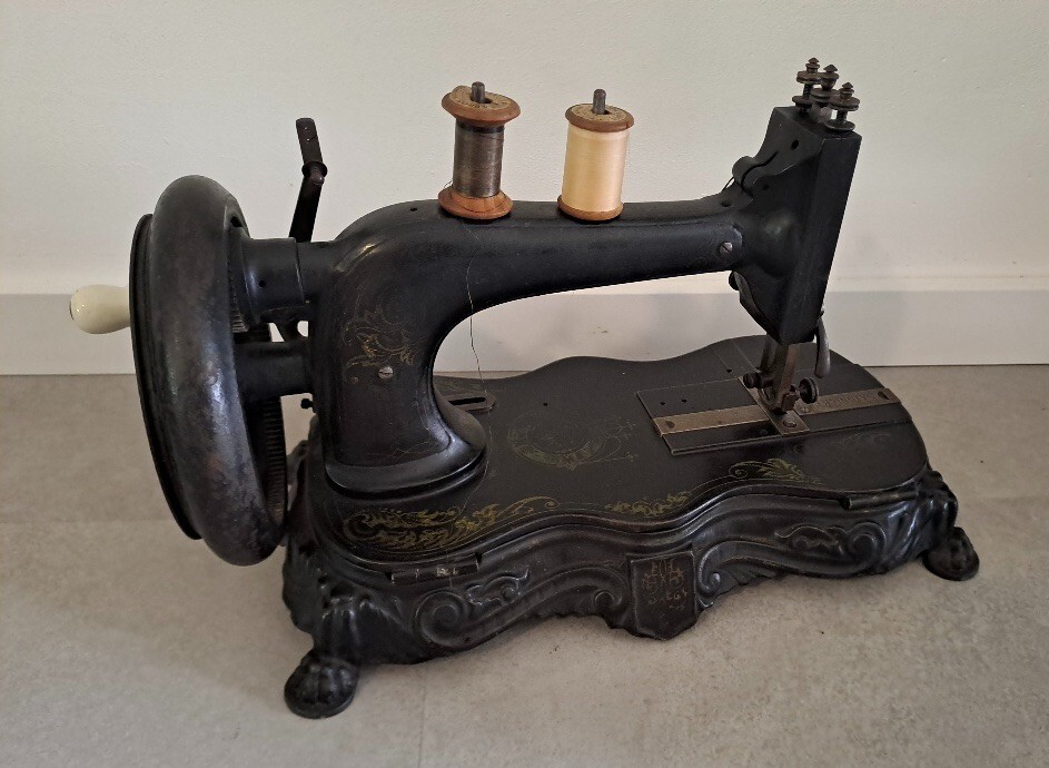 Ornate 1890's Seidel & Naumann Saxonia Regia Cast Iron Sewing Machine ...