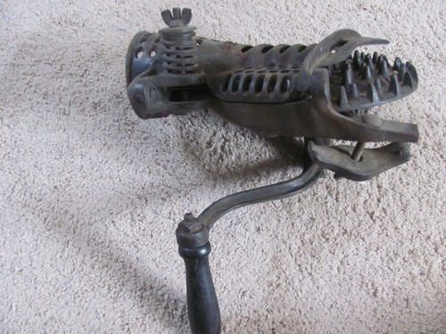 Antique cast iron Little Iowa hand crank corn sheller primitive farm ...