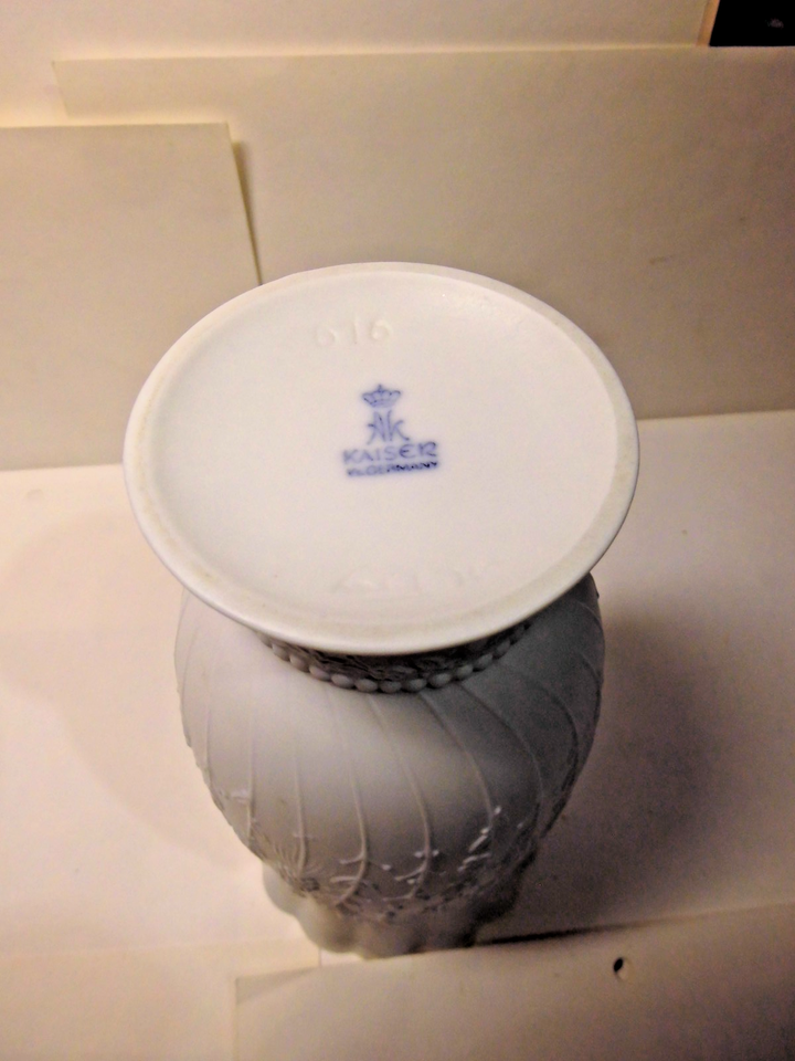 AK Kaiser Manfred Frey Bisquit Porzellan Tulip Vase Reliefdekor Nr 616 ...