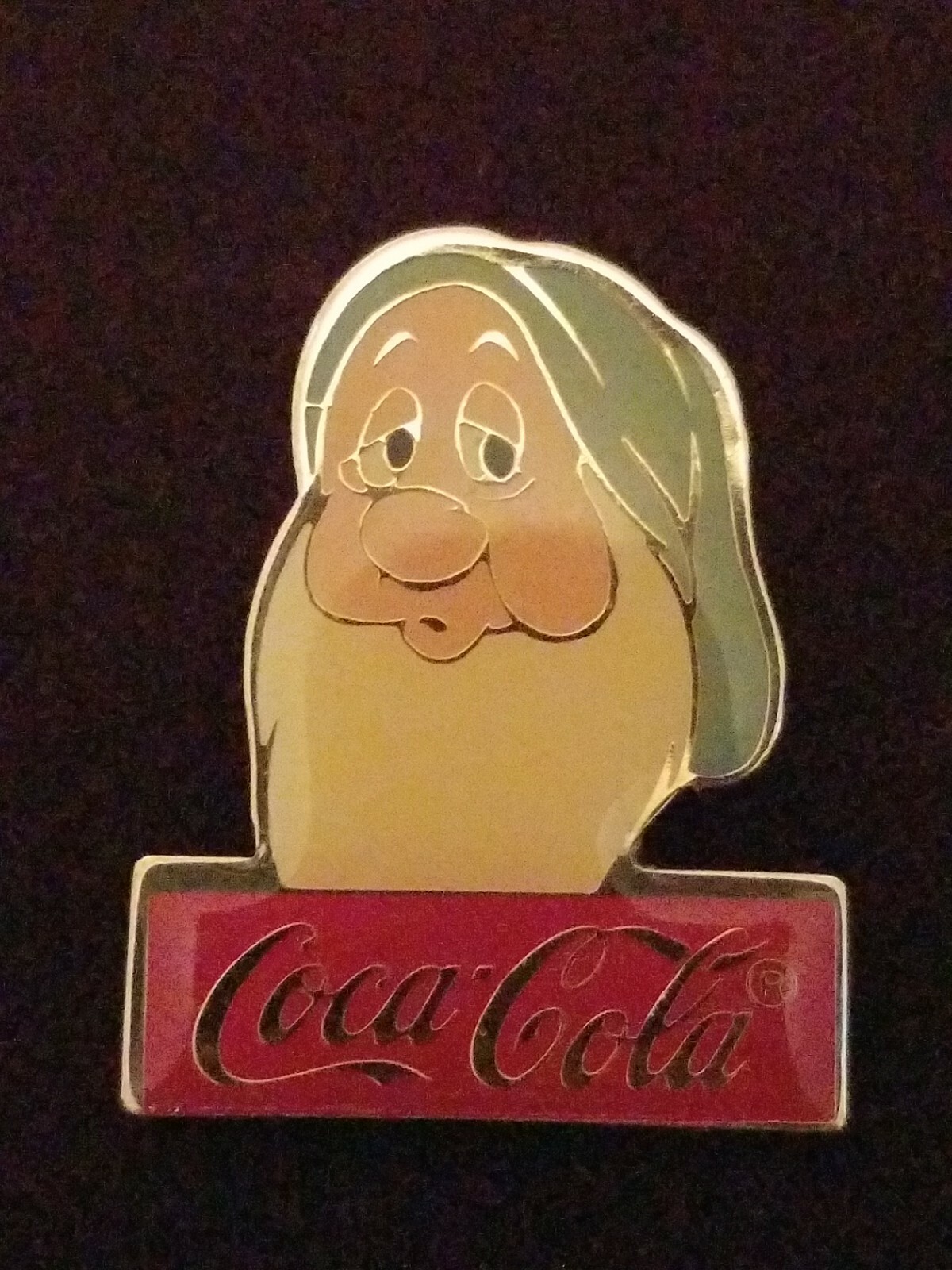 1986 Sleepy Coca Cola 15th Anniversary Pin Walt Disney World Snow white ...