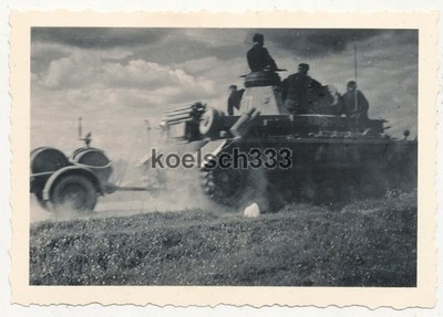 Foto Panzer IV der Wehrmacht mit Anhänger auf dem Marsch an der ...