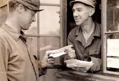 C.1945 WW2 MILITARY MAIL DELIVERY, GREAT MILITARY LIFE PHOTO UNKNOWN ...