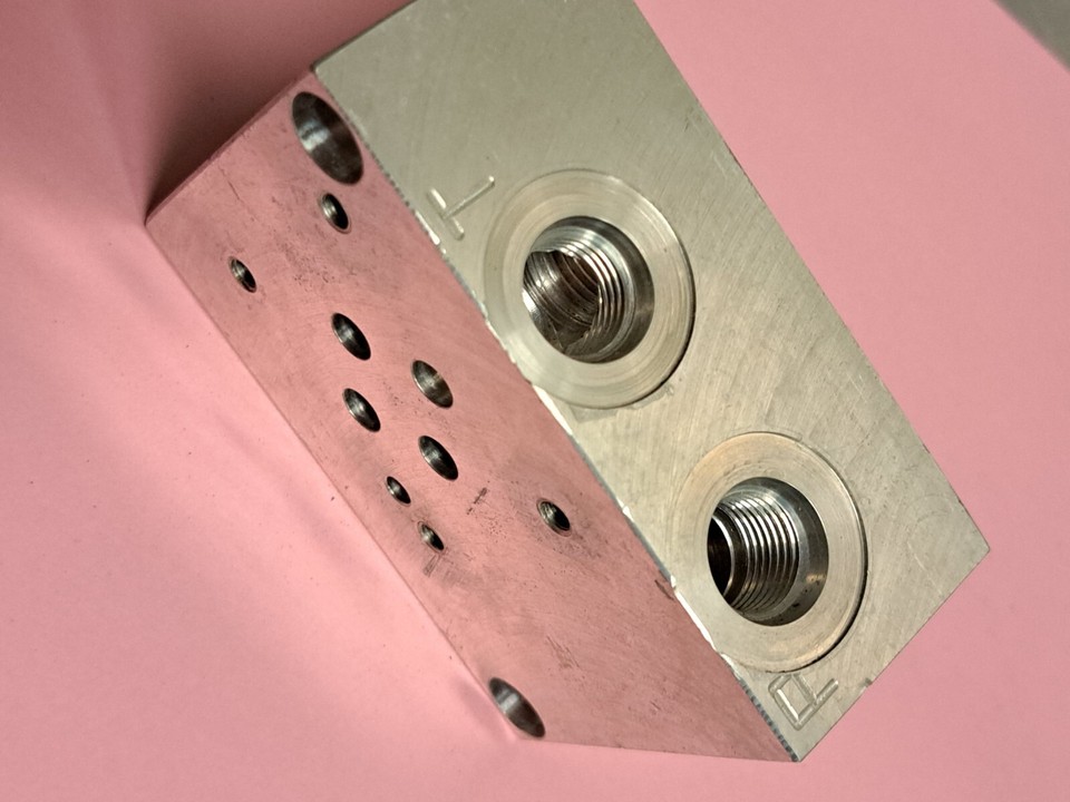 Daman AD03SPSB6S directional valve subplate, s.s. , part# 10071274 | eBay