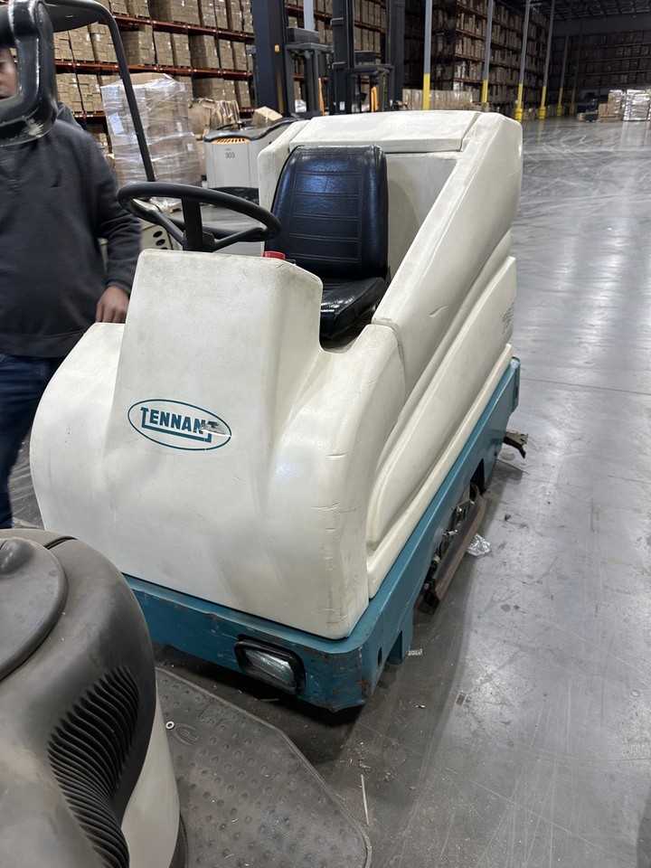 Tennant 7200 floor scrubber With Charger Included Good Working ...