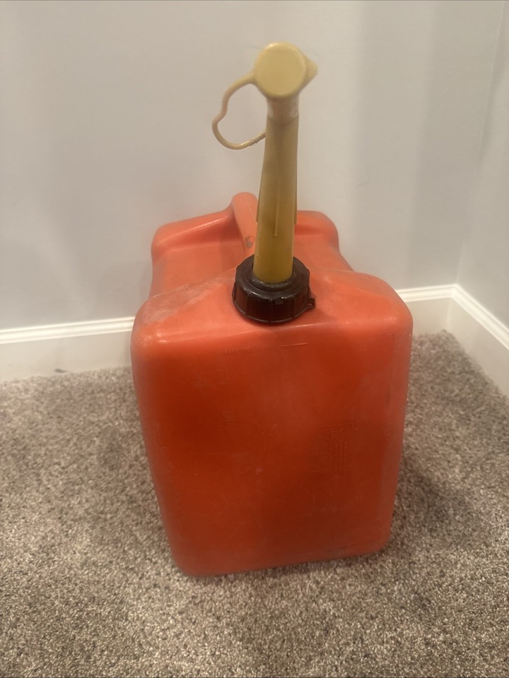 Chilton 5 Gallon Red Plastic Vented Gas Can Vintage Pre Ban P500 | eBay