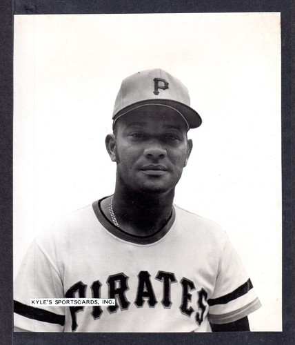 1972 Ramon Hernandez PIRATES UNSIGNED 7-5/8 x 9 B&W ORIGINAL STAFF ...