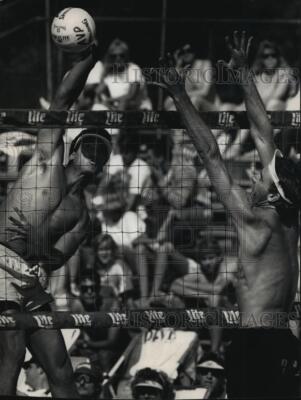 1991 Press Photo Volleyball players Robert Chavez and Jim Menges in ...