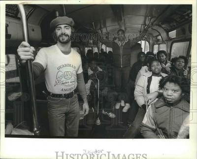 1983 Press Photo Milwaukee Guardian Angel Tim Izydor Patrols Bus ...