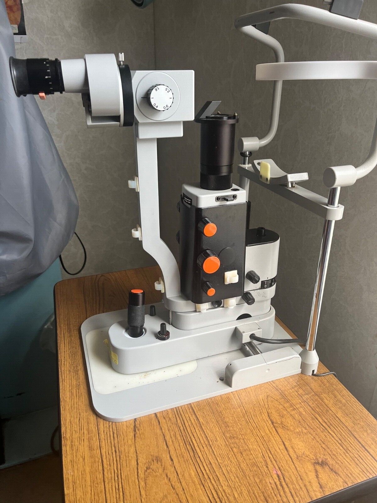 Carl Zeiss 30 SL- M Slit lamp comes with the table in an excellent ...