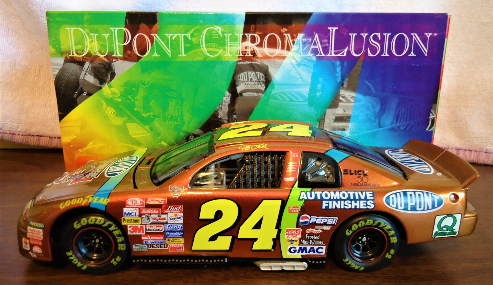 Jeff Gordon #24 Dupont Chromalusion 1998 RCCA 1/24 Bank 1/64 HO Car ...