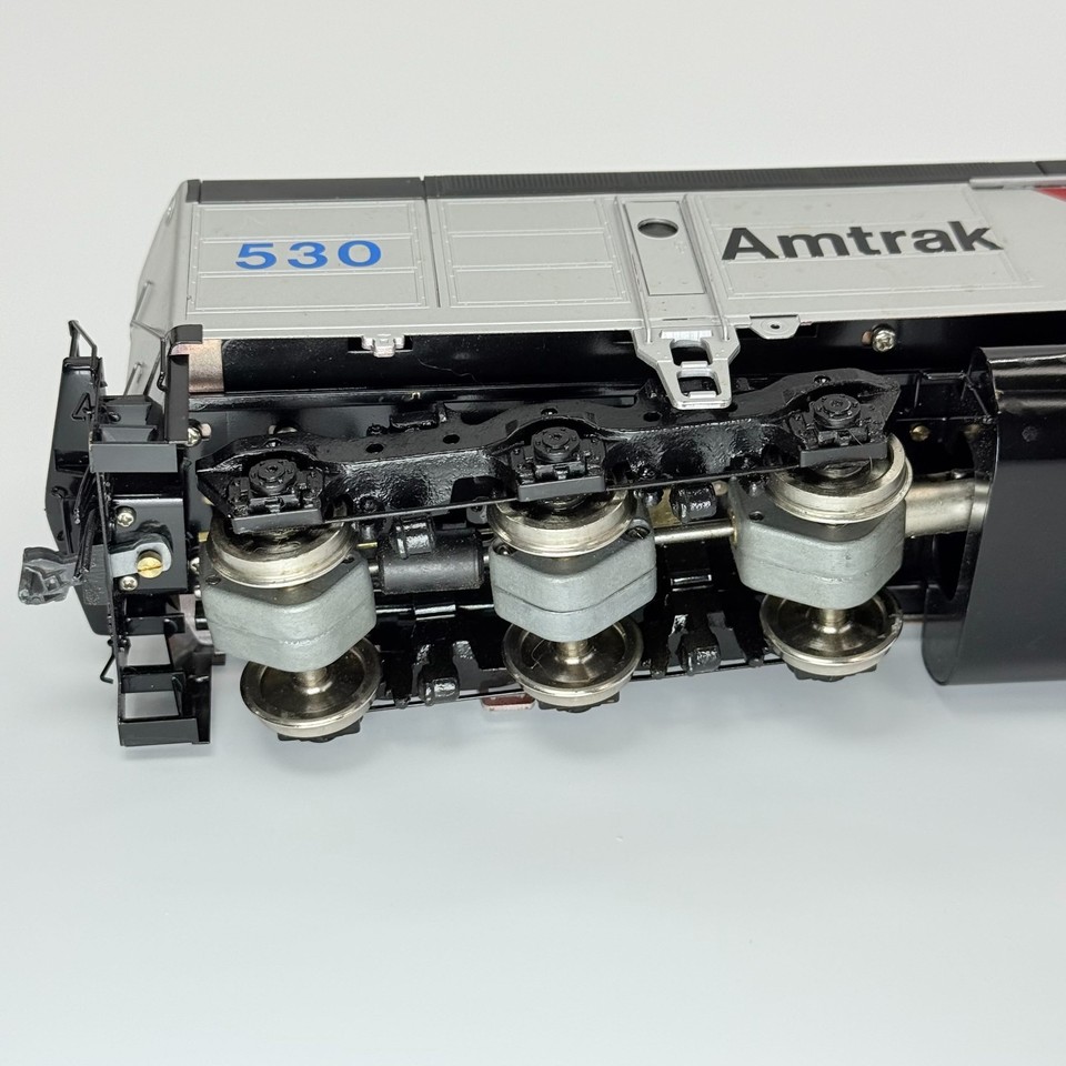 Amtrak Ho Scale F40PH #530 Amfleet Locomotive Passenger Car Model Train ...