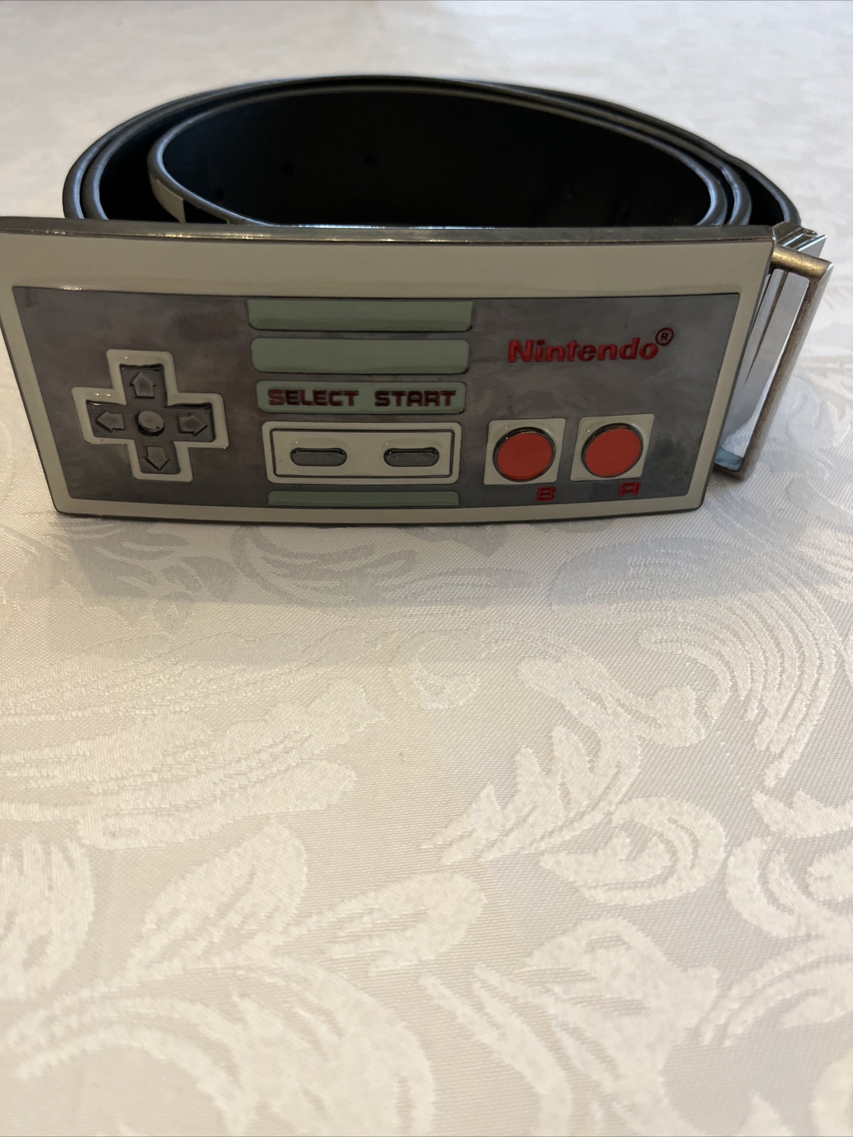 2011 OFFICIAL NINTENDO NES CONTROLLER BELT BUCKLE With NES controller ...