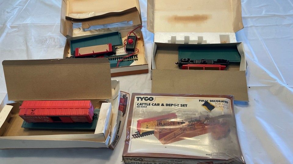 Cattle & Depot Set Freight Unloading Boxcar Log Dump Car Set Remote ...