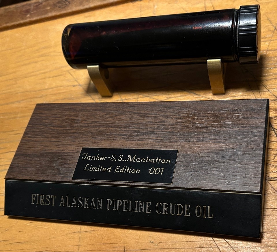 FIRST ALASKAN PIPELINE SS MANHATTAN CRUDE OIL BOTTLE DISPLAY WITH BOX ...