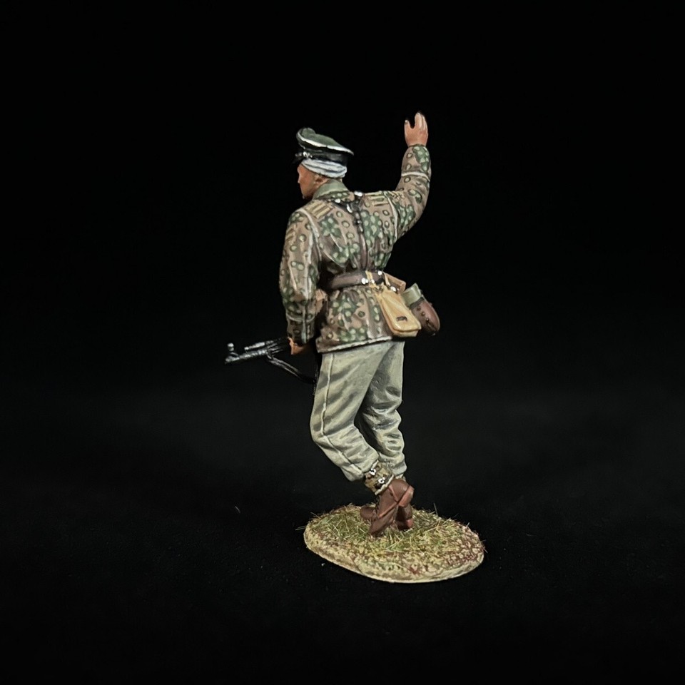 WAR PARK MINIATURES 1:30 WW2 GERMAN NO032 WAFFEN OFFICER CHARGING WITH ...