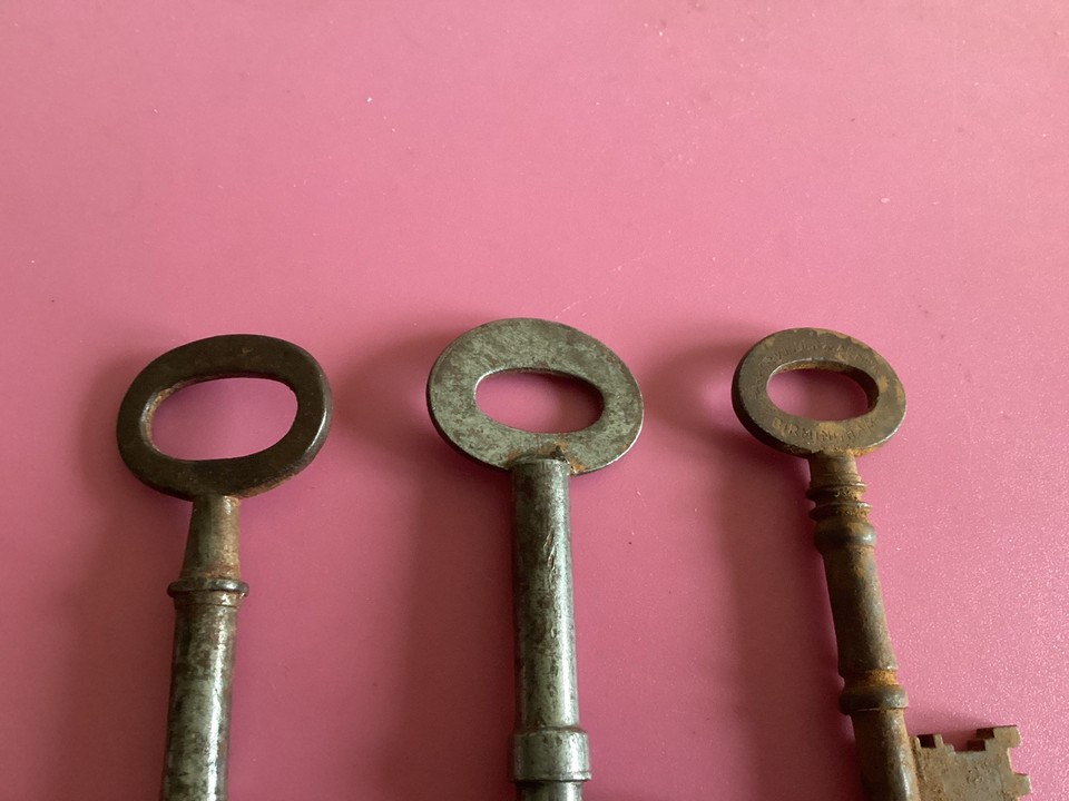 3 LARGE ANTIQUE CAST IRON BIT KEYS FOR TRUNKS, CABINETS, OLD-DOOR LOCKS ...