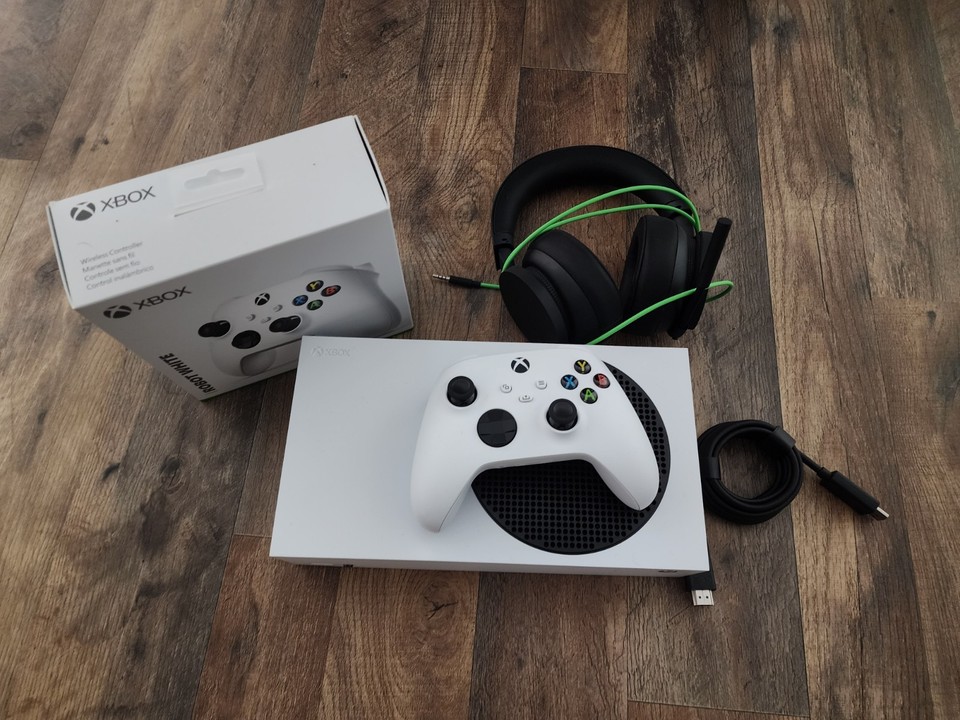 Microsoft Xbox Series S Video Game Console and Acessories - White ...