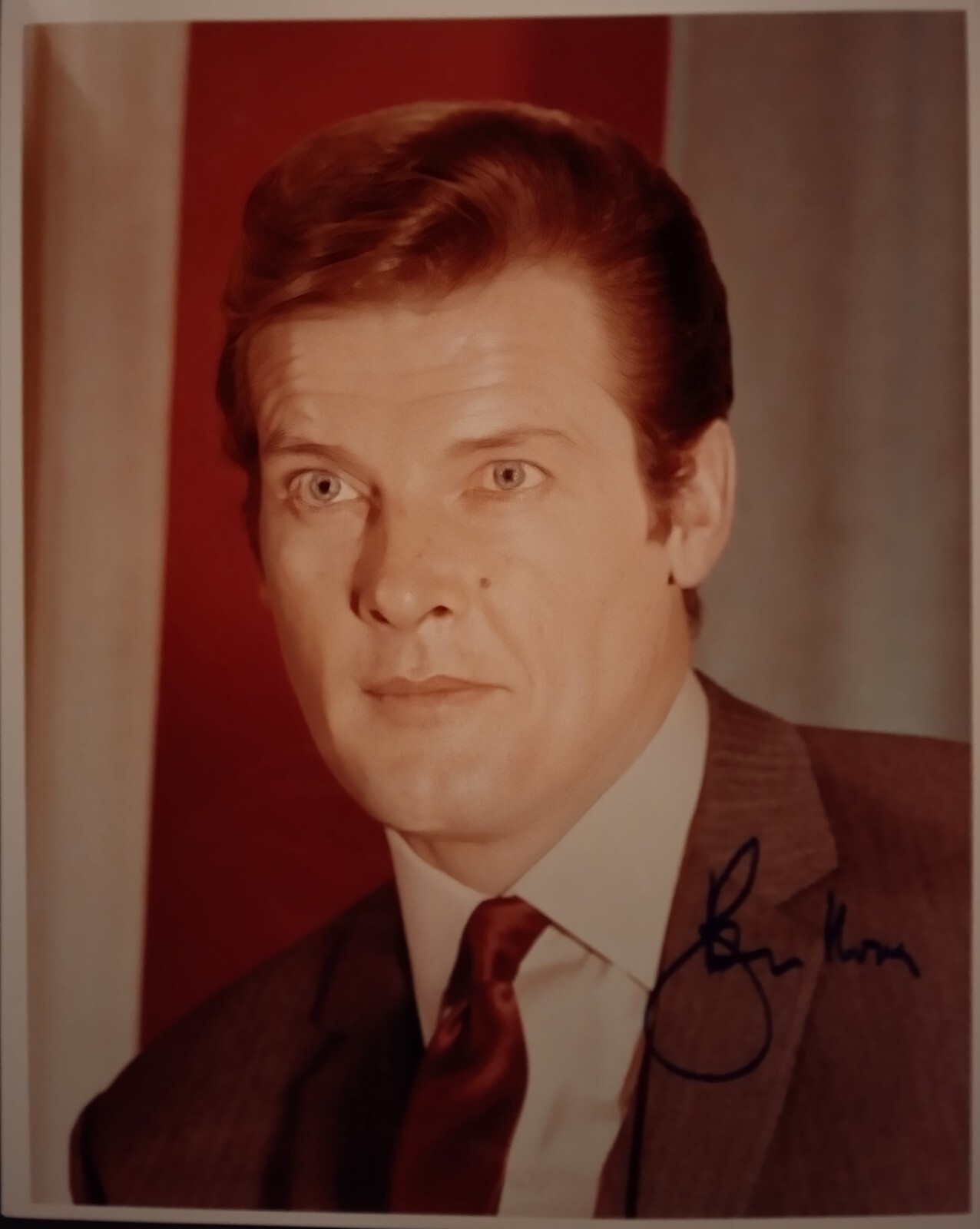 Roger moore- James Bond - signed 8x10