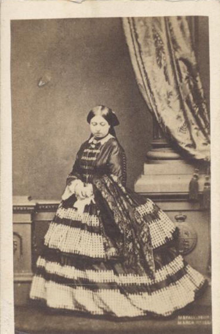 CDV FULL-LENGTH PORTRAIT OF QUEEN VICTORIA IN BEAUTIFUL DRESS -ORIGINAL ...