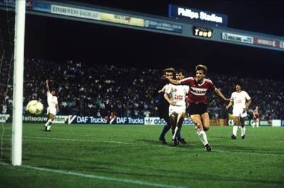 Keeper Zoran Simovic Galatasaray Cneyt Tanman Galatasaray 1987 FOOTBALL ...