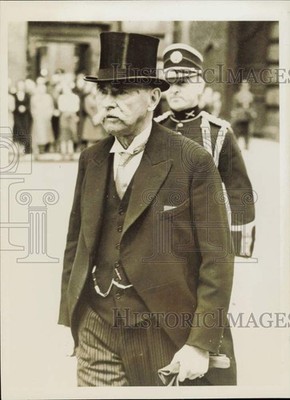 1938 Press Photo Dr. Douglas Hyde leaves Dublin Castle after his ...
