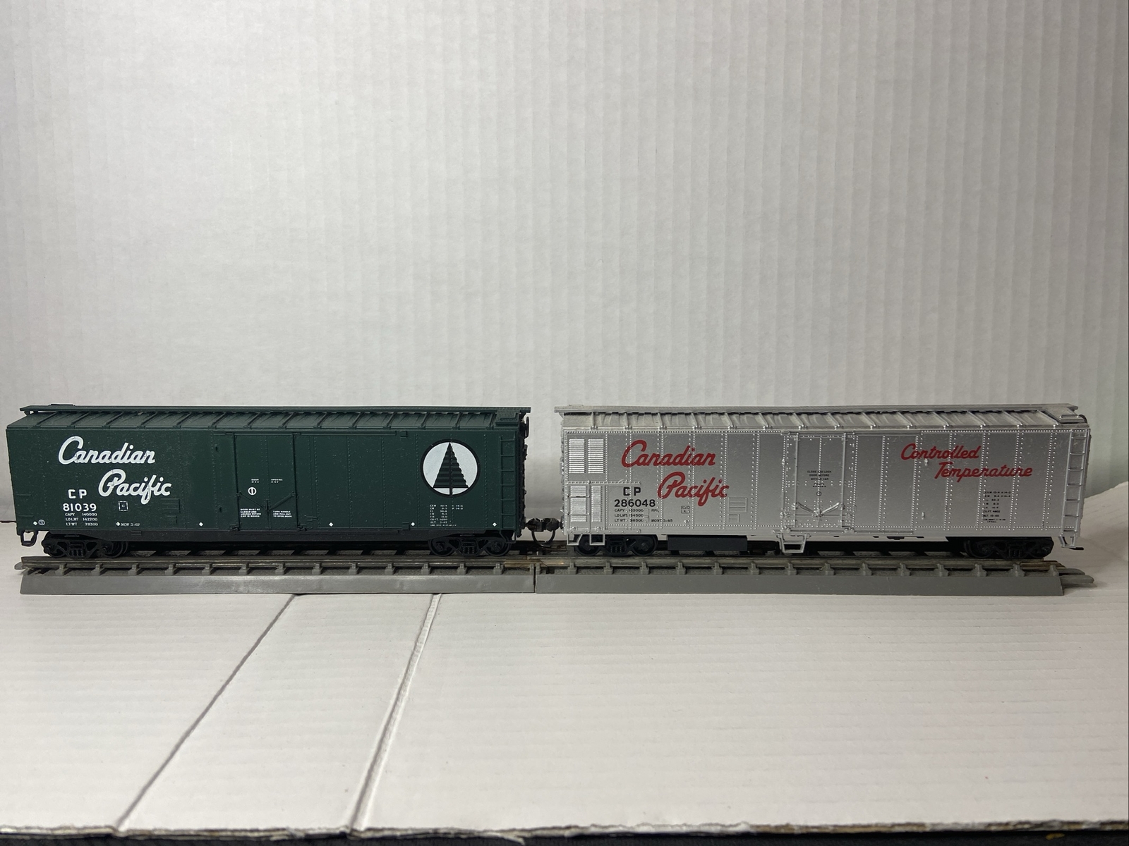 2 ATHEARN HO Scale Canadian Pacific 50' Box Car 81039 & REEFER 286048 w ...