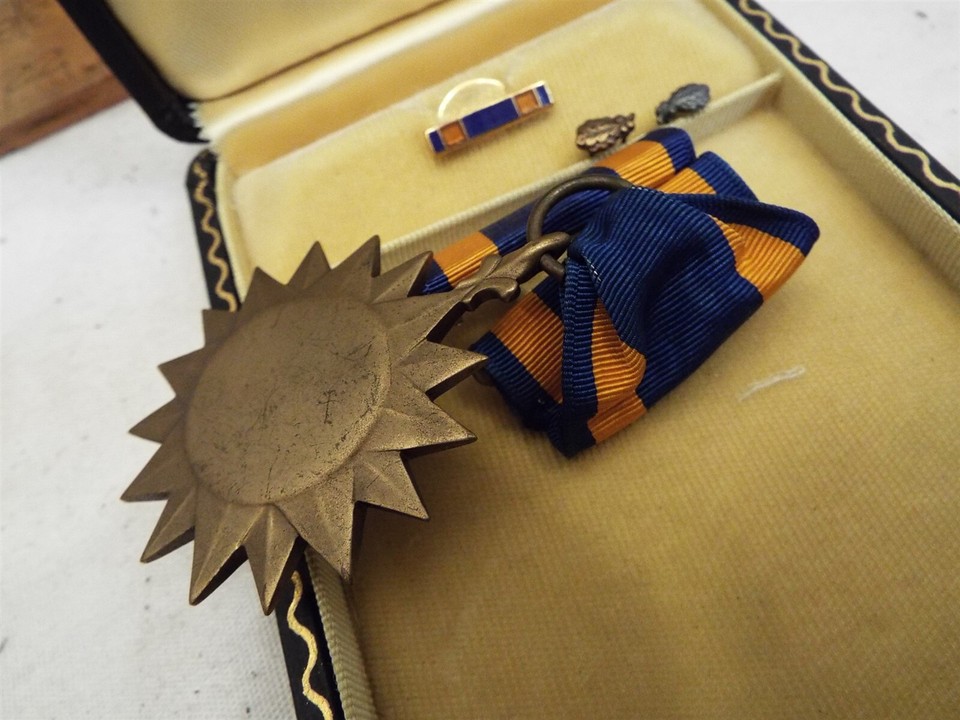 Military Air Medal in Case 3 Piece Pin Set WWII US Army Corps Lapel Bar ...