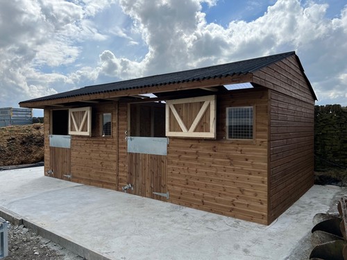 STABLES FOR SALE -Double Stable in Cheshire - 4 x 2 FRAMEWORK | eBay UK