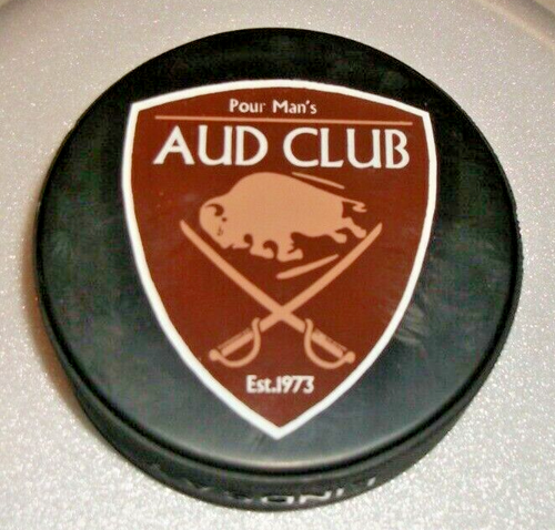 RARE VINTAGE "POUR MANS AUD CLUB" BUFFALO SABRES HOCKEY PUCK MEMORIAL ...