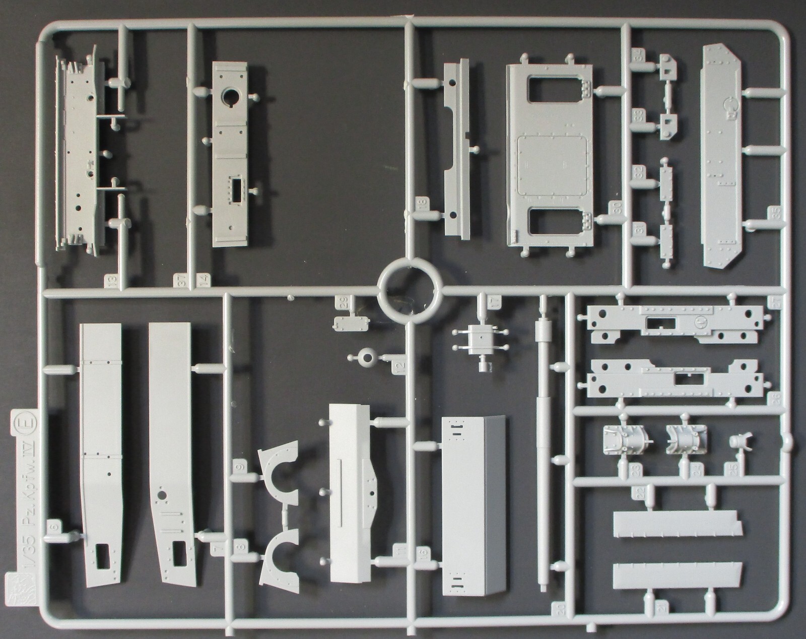 Dragon 1/35th Scale Panzer IV Ausf F2(G) - Parts Tree E from Kit No ...