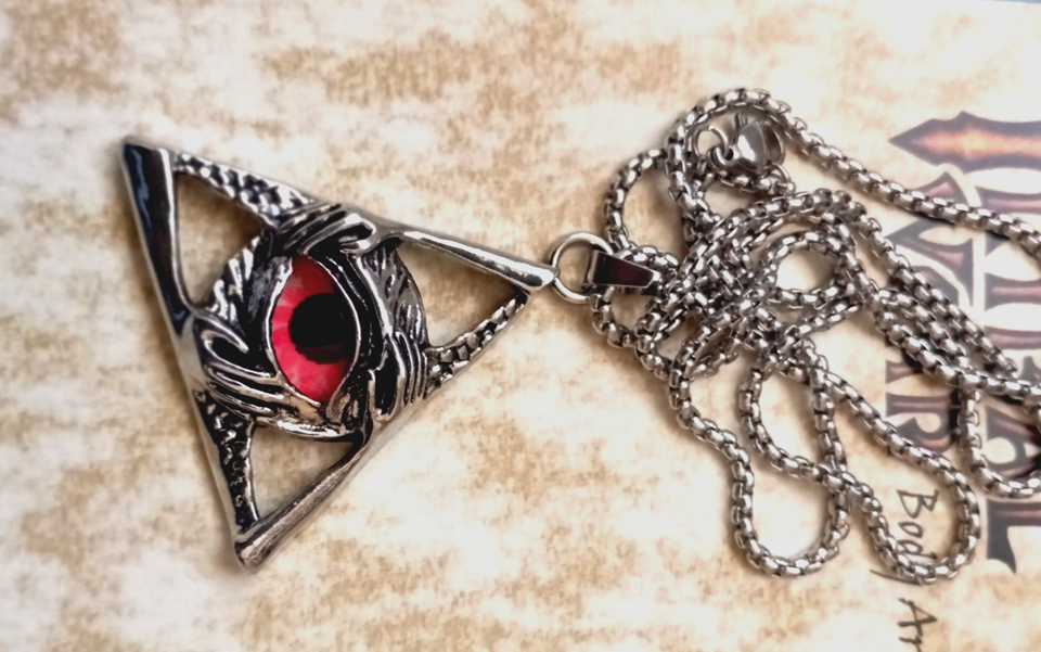 STPC 097 = Egyptian Pyramid eye of Horus 40mm wide steel 40mm 23" chain ...