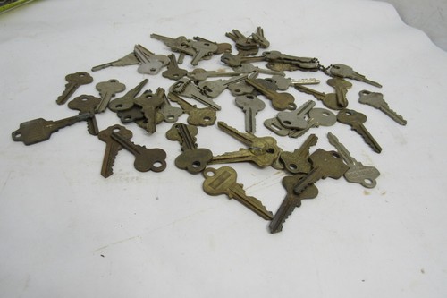 One Pound of Miscellaneous Vintage Cut Keys House Locks Automotive Keys ...