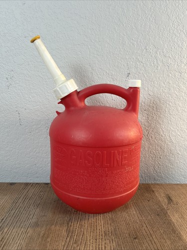 Vintage EAGLE 1 1/4 Gallon Round Plastic Gas Can PG-1 With Spout Vented ...