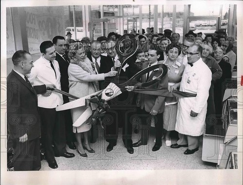1961 Press Photo Mayor Stapleton Cutting Ribbon at Pick-n-Pay ...