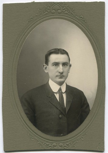 WIMPY MAN, STIFF COLLAR. VINTAGE PHOTO.B&W. 1920s. 6X4, TRIMMED CARD ...