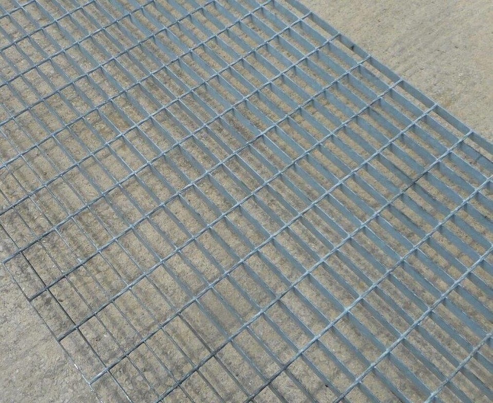Used Floor / Flow Forge Walkway Galvanised Steel Grating 6.000 Mtr x 1. ...