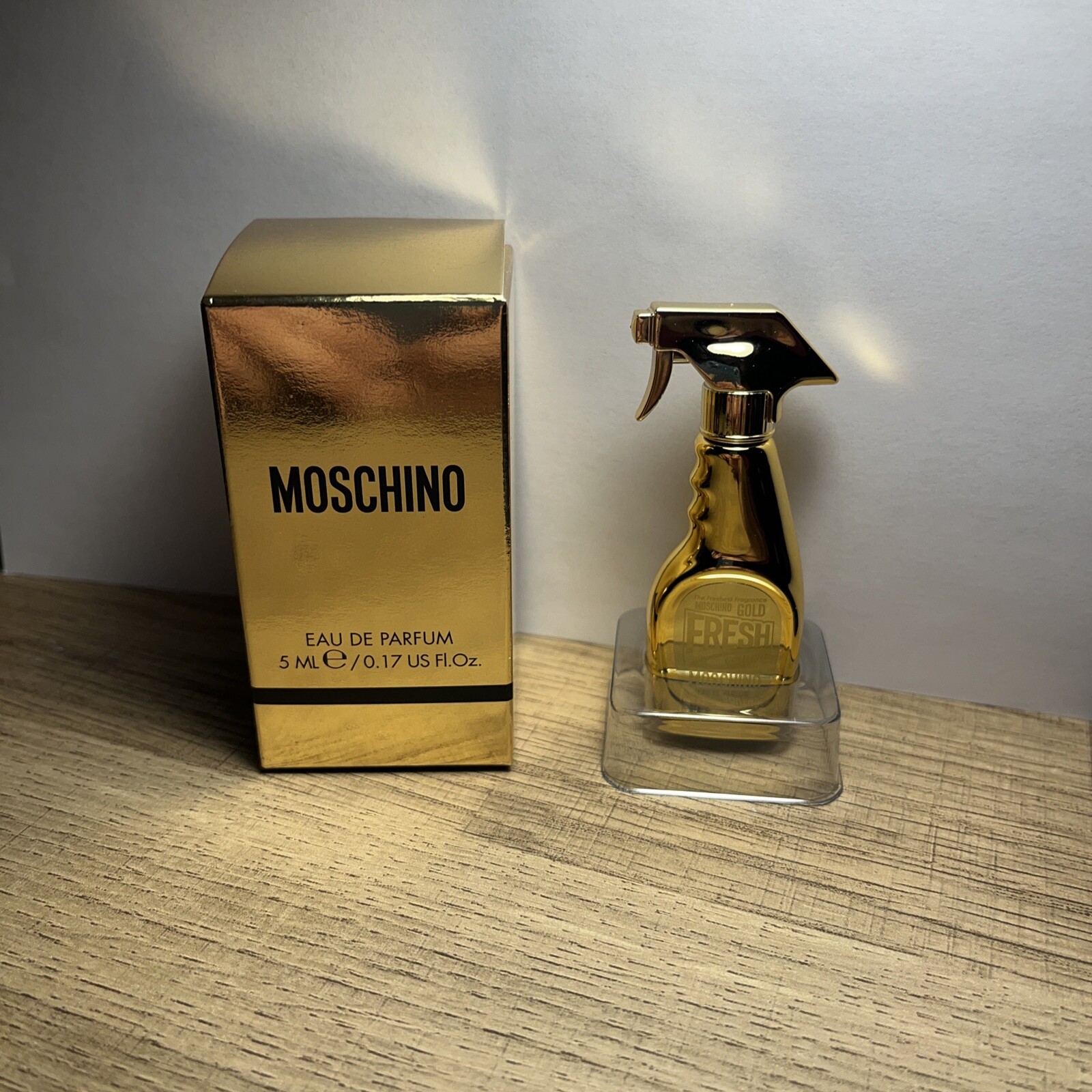Moschino Fresh Gold Couture by Moschino Mini EDP 0.17oz/5ML For Women ...