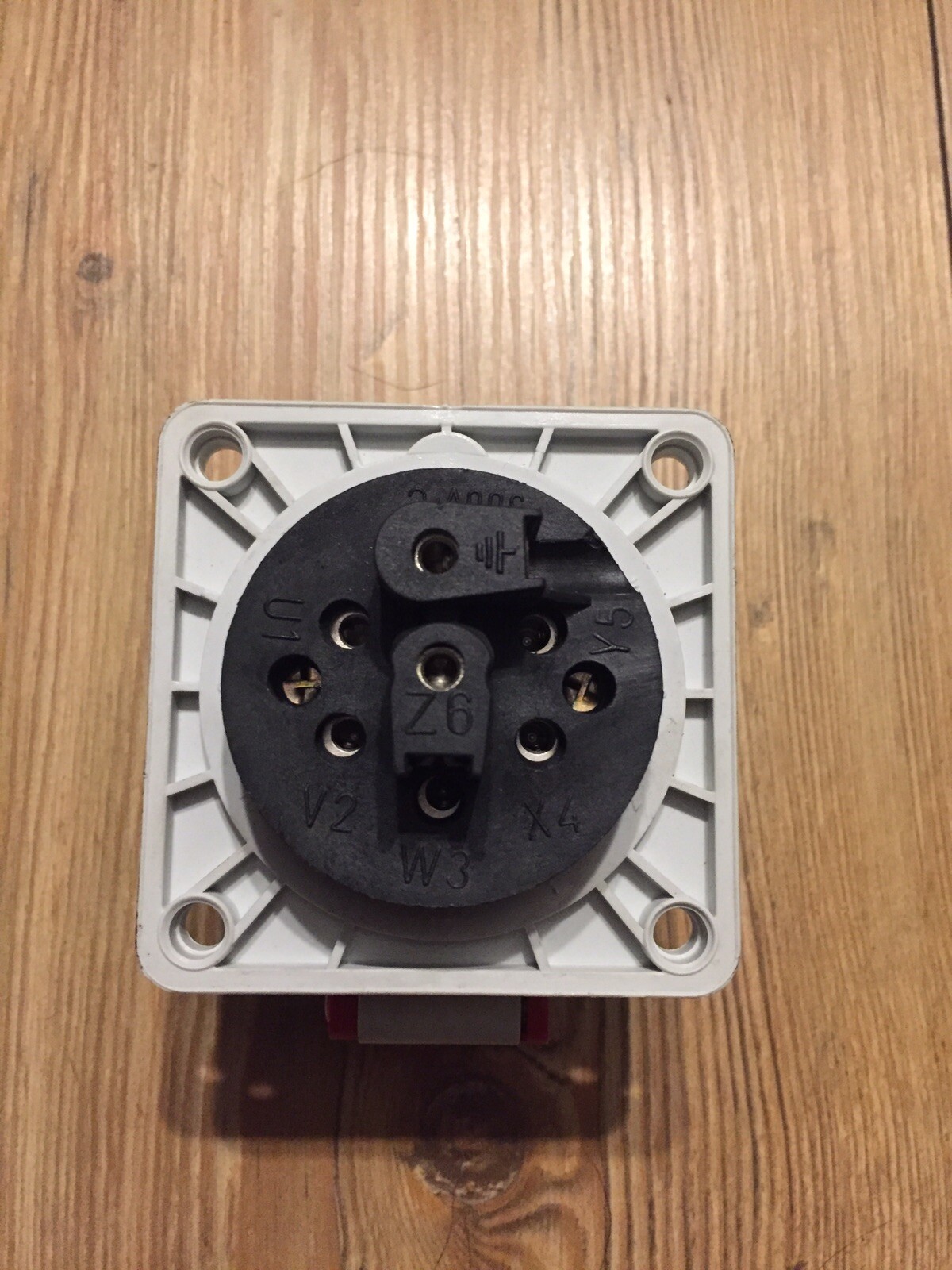 Lewden Commando Socket Outlet 16 Amp 6 Pole 400V 7 Pin Red 3 Phase ...