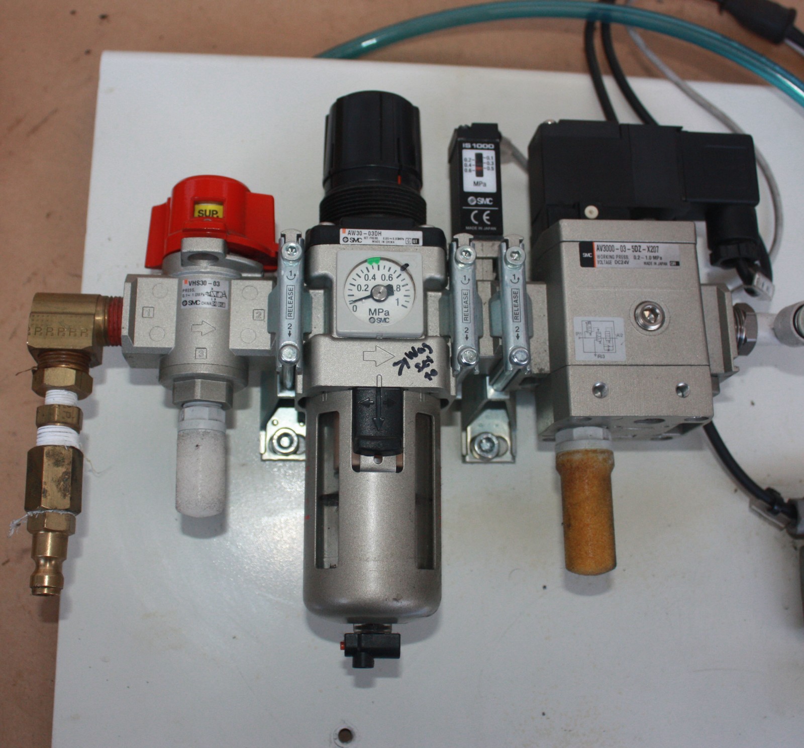 SMC PNEUMATIC CONTROL BOARD MANIFOLD VALVE REGULATOR AV3000-03-5DZ-X207 ...