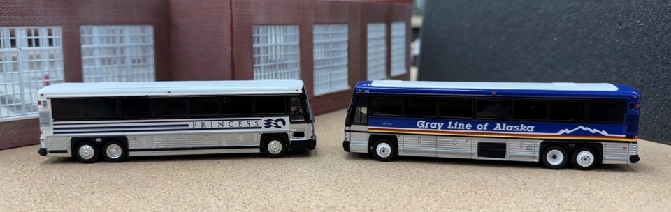 2 HO scale Iconic Replicas Diecast motorcoaches Gray Line of Alaska ...