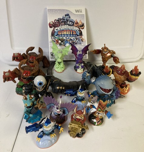 Skylanders Giants Wii Game With 14 Figures and Glow In The Dark Portal ...