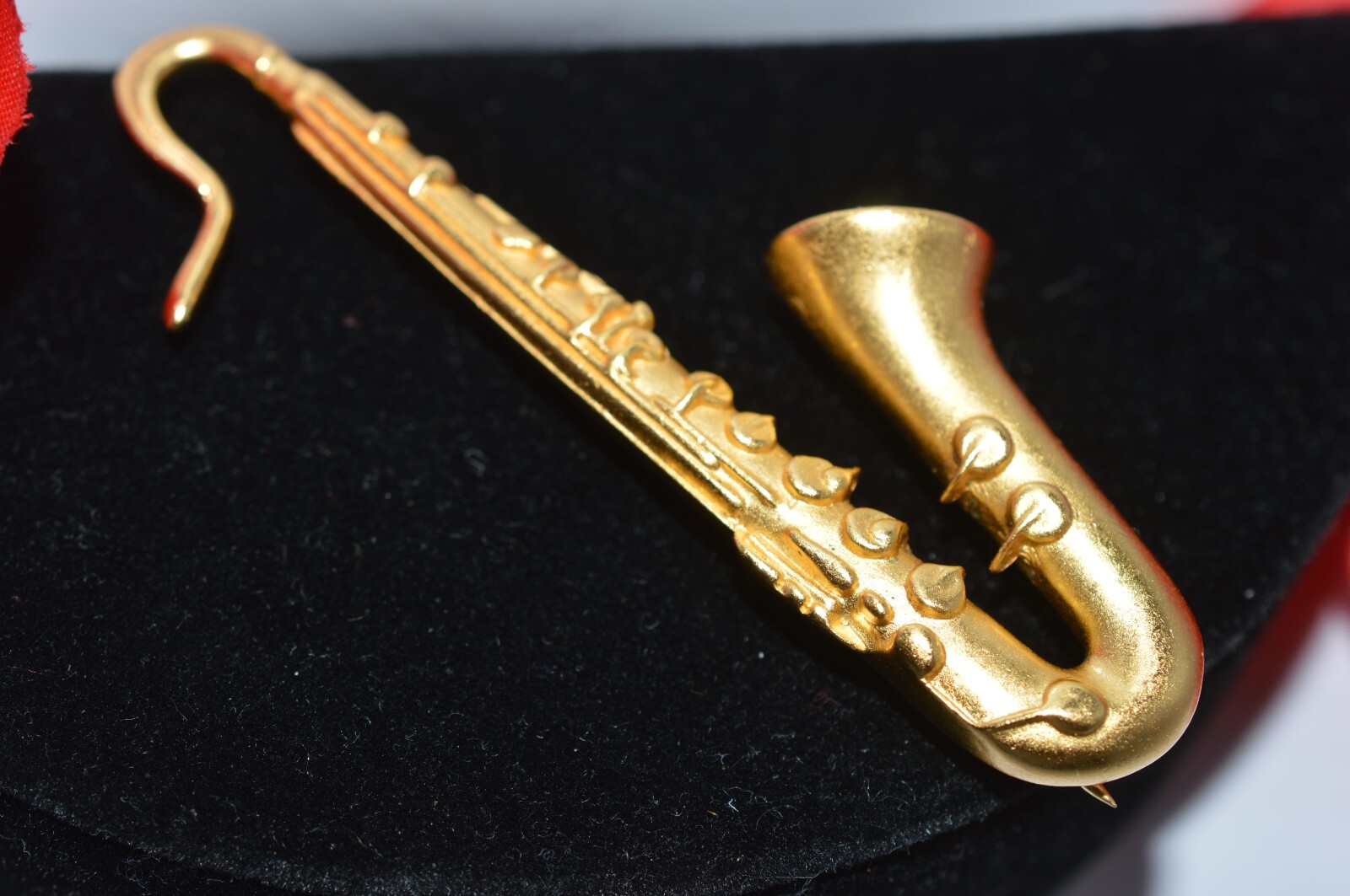 VINTAGE KENNETH LANE GOLD TONE SAXAPHONE BROOCH PIN, 3 INCHES LONG ...