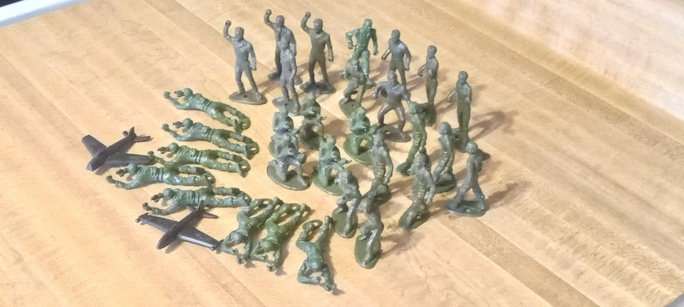 30 vtg mpc army men toy soldiers 2" green plastic figures & 4 plastic ...