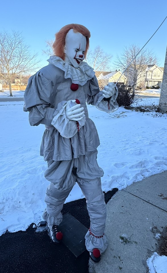 Spirit Halloween Animatronic Halloween prop Animated LifeSize Pennywise ...