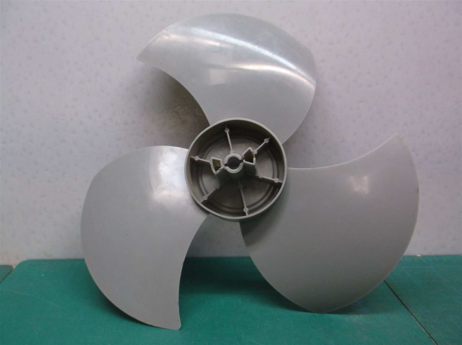 small fan blade off a Bionaire 16 speed Commander Oscillating Pedestal ...