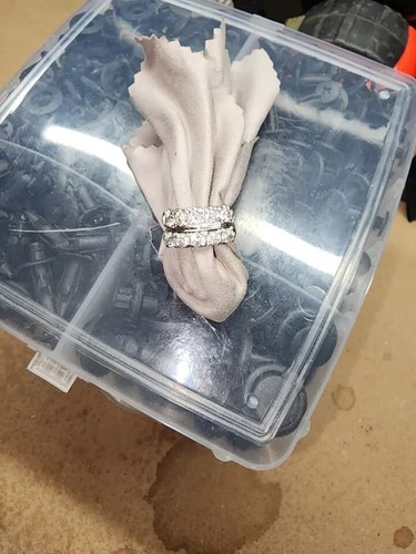 18 Kt Gold 4 Gram Unknown Diamond Ring. It's Broke Were The Ring Meets ...