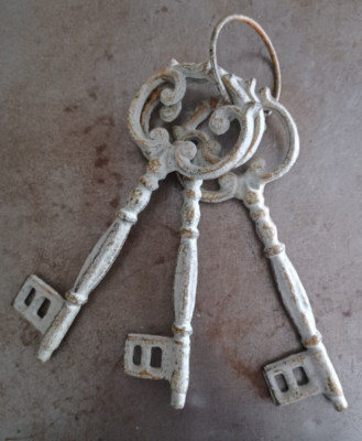 3 Large Decorative Metal Farmhouse Keys On A Ring | eBay