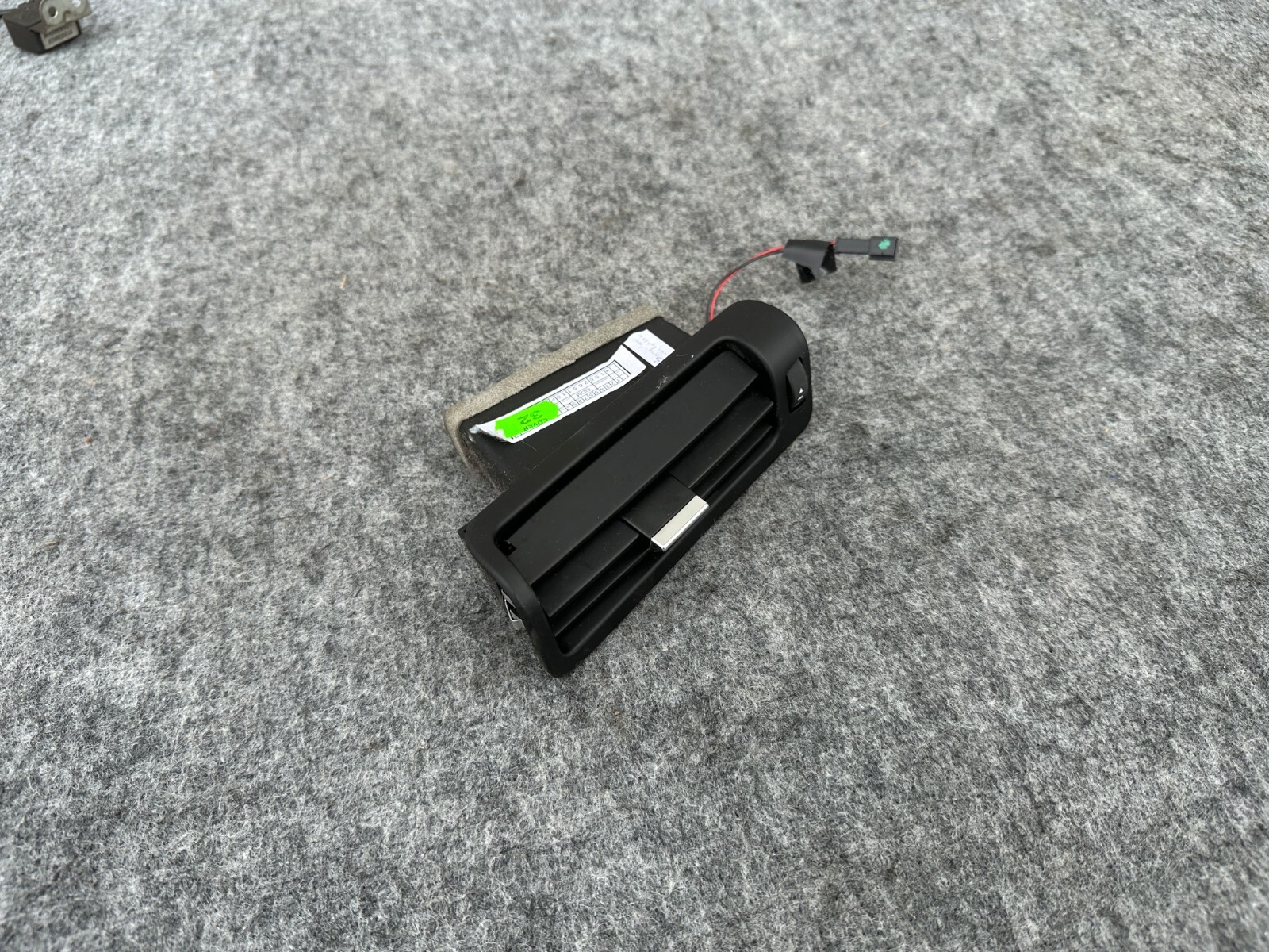 LEFT SIDE B PILLAR AC AIR VENT GRILLE OEM 14-20 MASERATI QUATTROPORTE ...