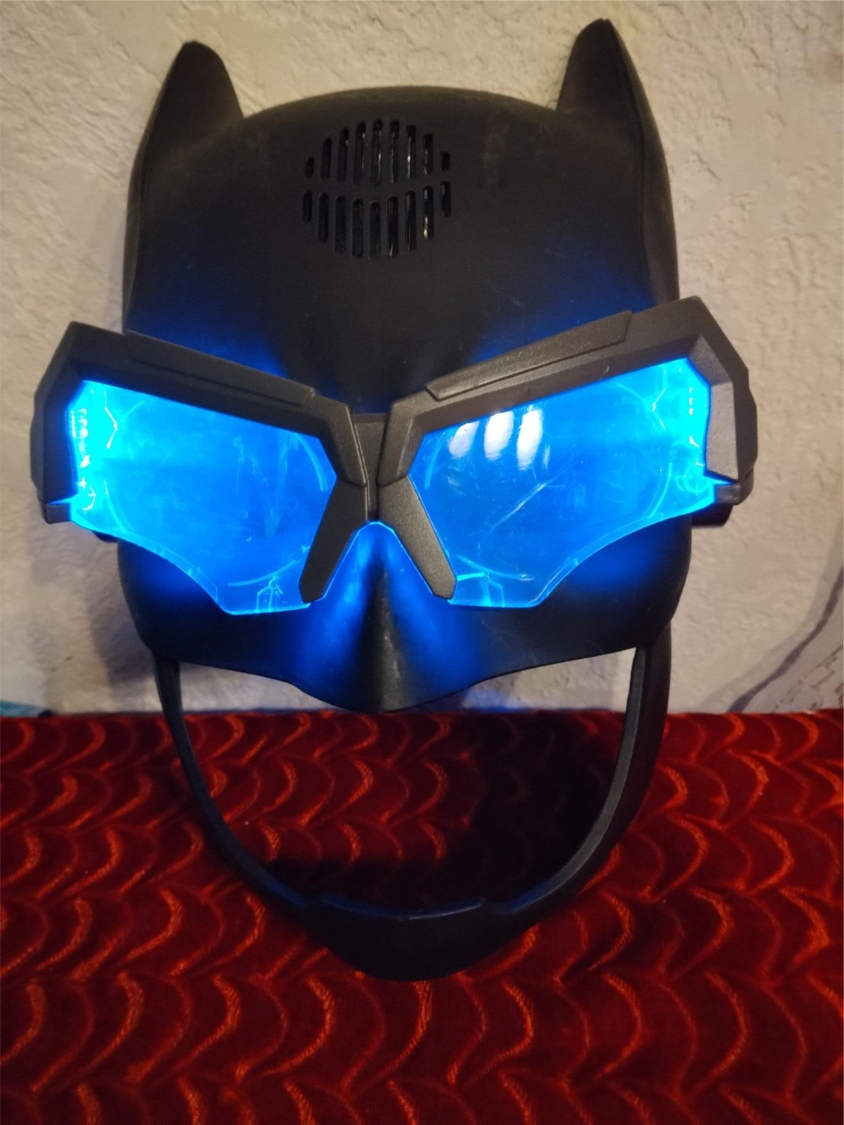 Mattel DC Justice League Batman Voice Changing Tactical Light-Up Helmet ...