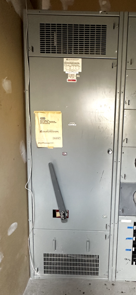 GE AV-Line Switchboard 1600A 3ph 208Y/120V HPC Fused Main w/ Fused ...